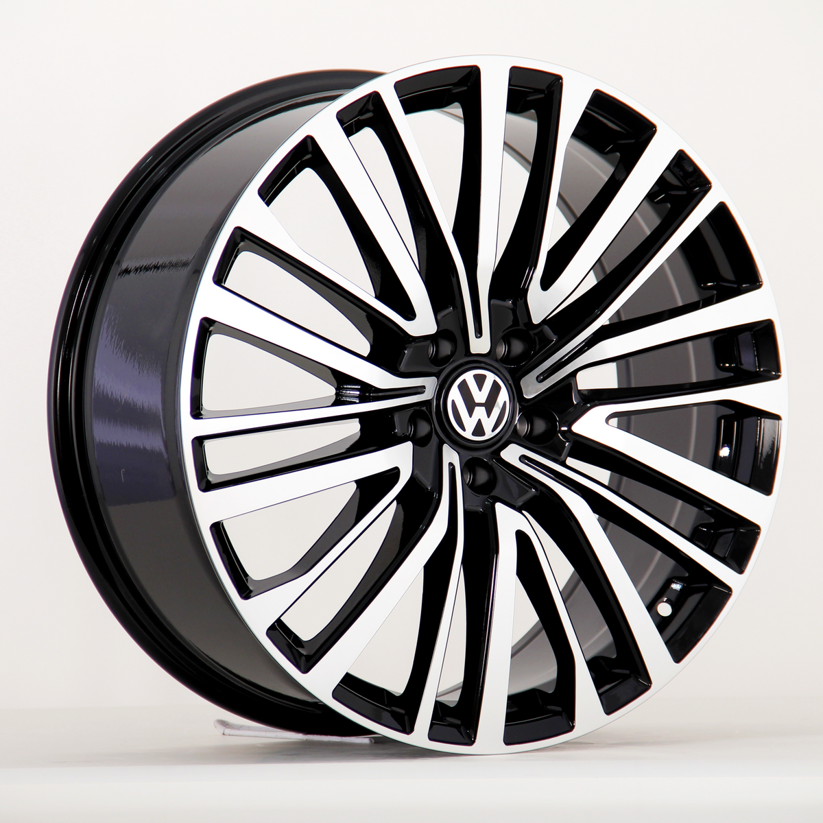 VW Transporter Alloy Wheels Diamond Cut Performance Style – Carbon Accents