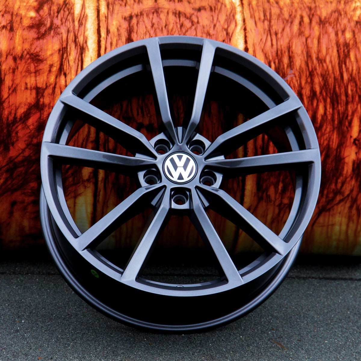 VW Golf MK8 Alloy Wheels Gun Metal Pretoria Style – Carbon Accents