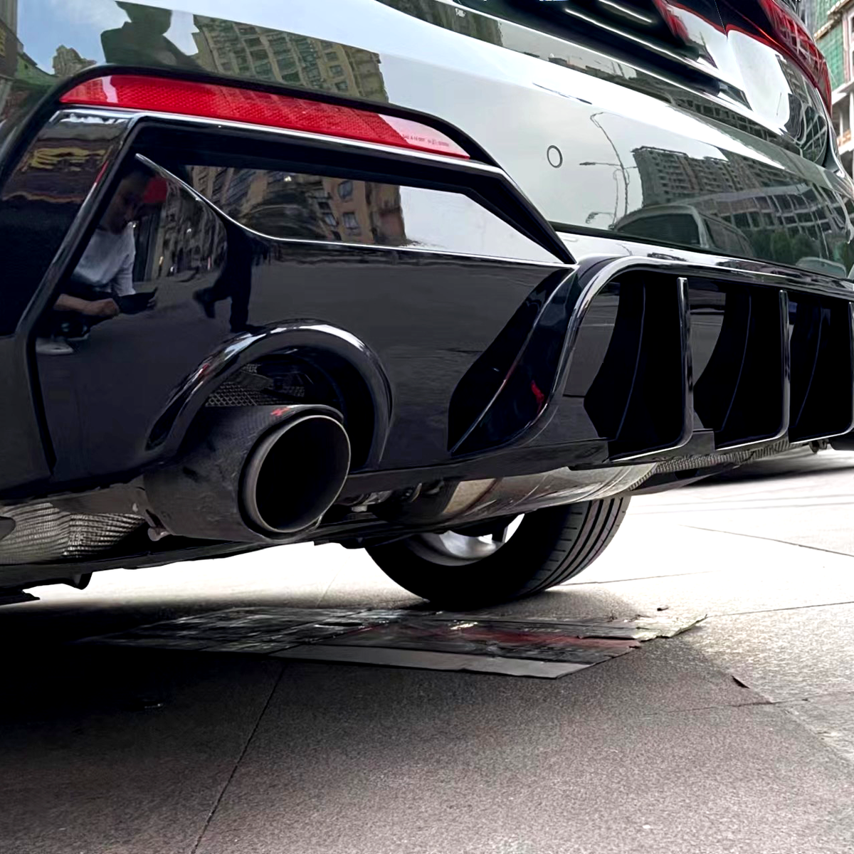 BMW 4 Series G22 Rear Diffuser Gloss Black – Carbon Accents